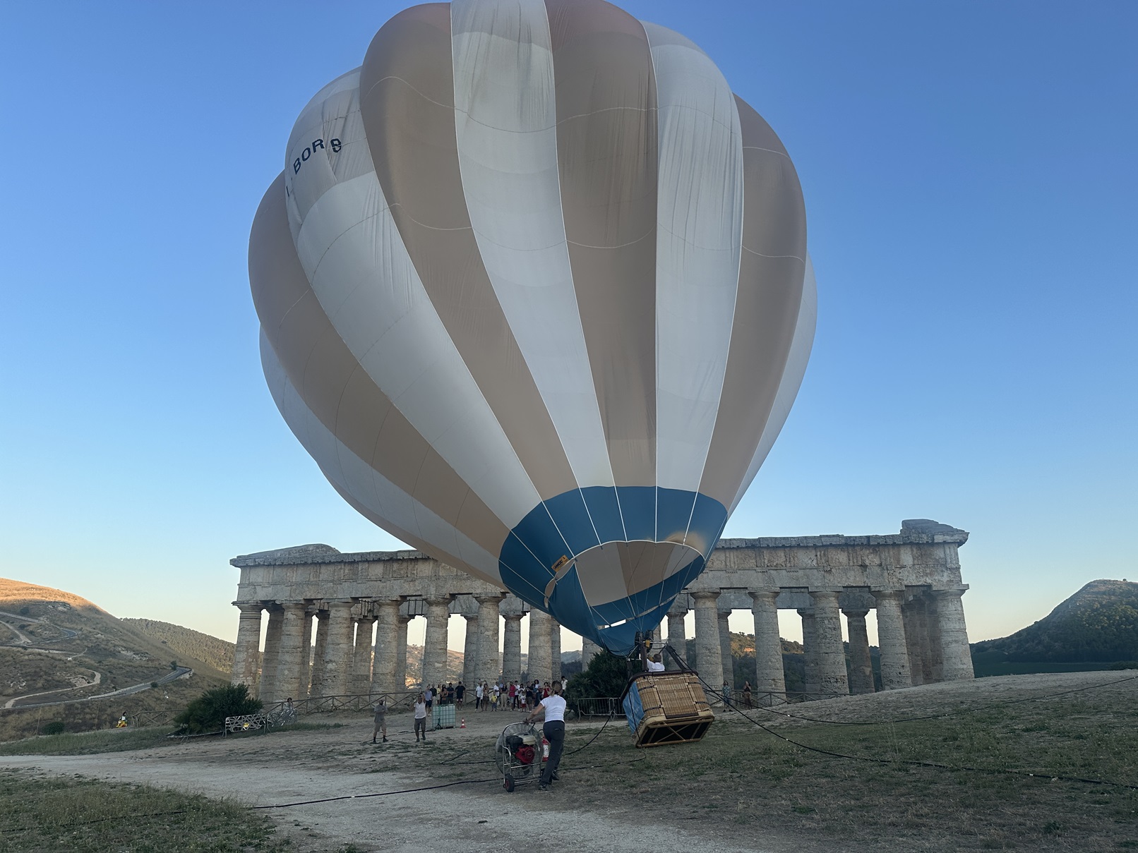 Un volo tra cielo e mito, il Tempio dorico di Segesta visto dalla ...