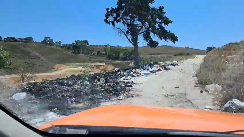 Tre chilometri di discarica abusiva in contrada Vallone Monaco, strada ...